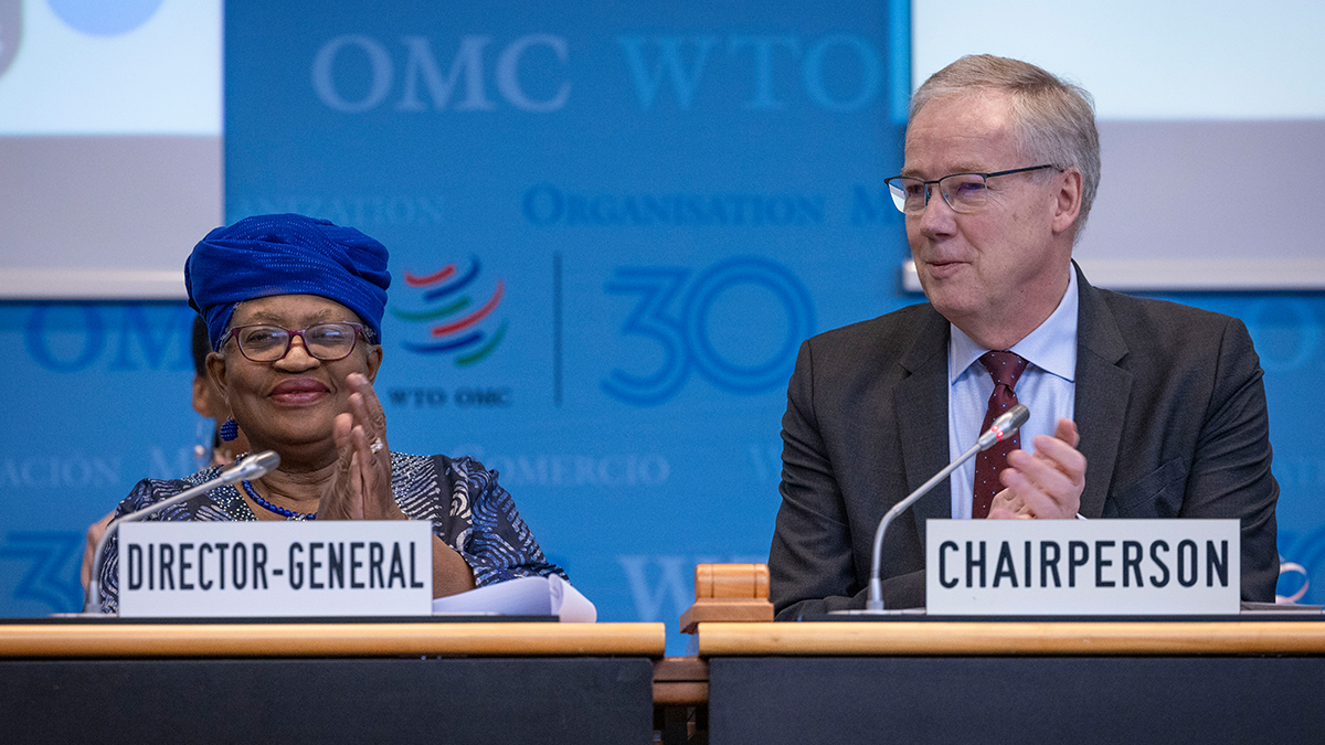 La Directrice générale de l’OMC, Dre Ngozi Okonjo-Iweala reconduit dans ...